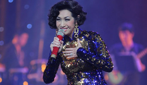 Clip: Ý Lan tình tứ trên sân khấu Hà Nội