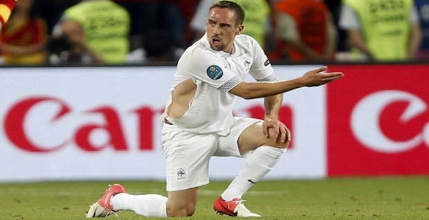 Anh & Pháp bị loại: Khi “áo anh rách hông…”