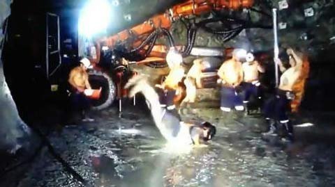 Mất việc vì nhảy Harlem Shake trong mỏ vàng